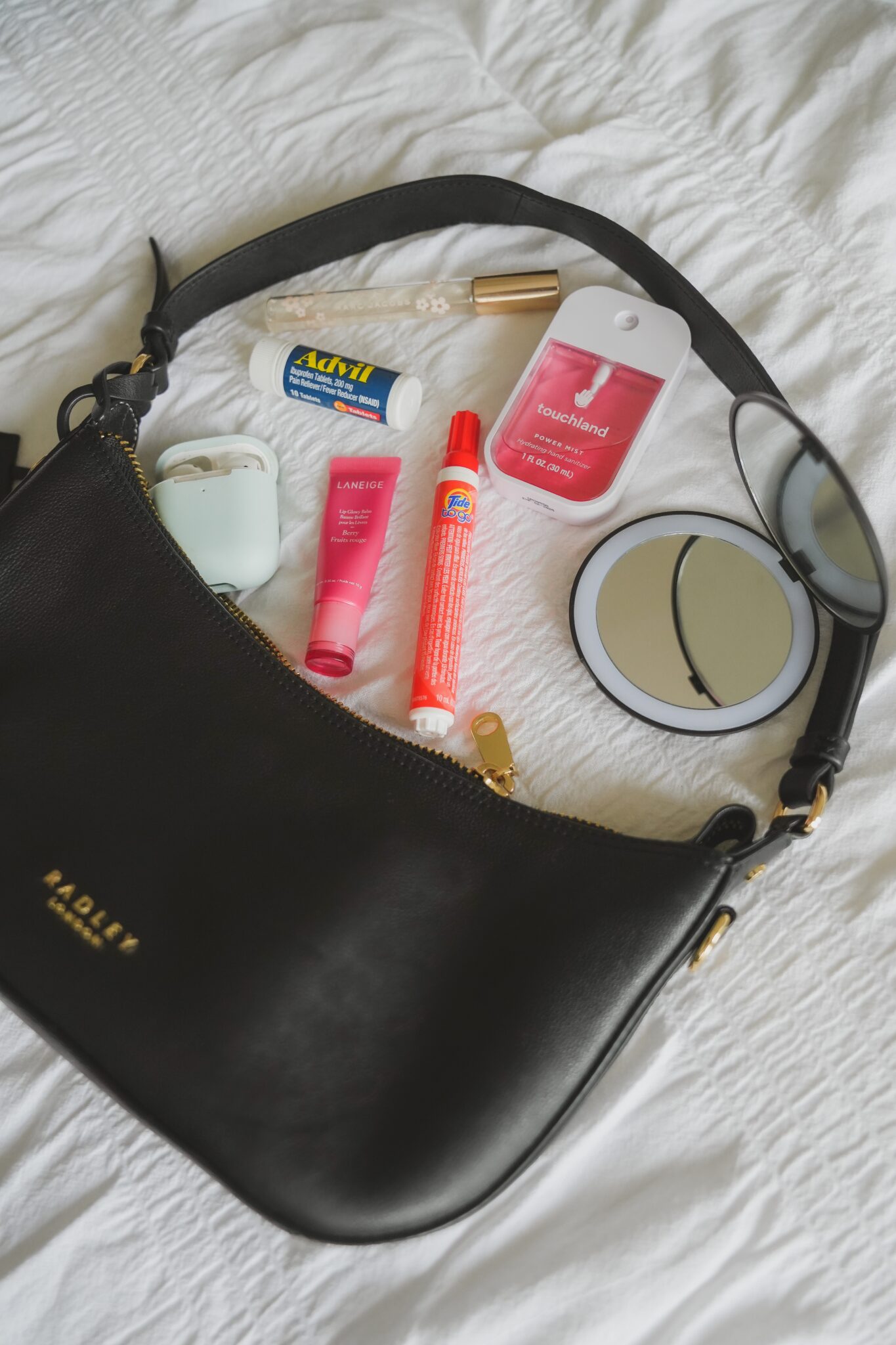 PURSE ESSENTIALS: WHAT I CARRY IN MY EVERYDAY HANDBAG